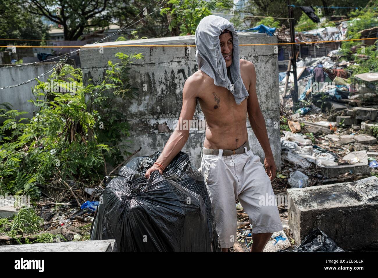 Cemetery, Manila, Philippines, living inside a cemetery, life and death ...