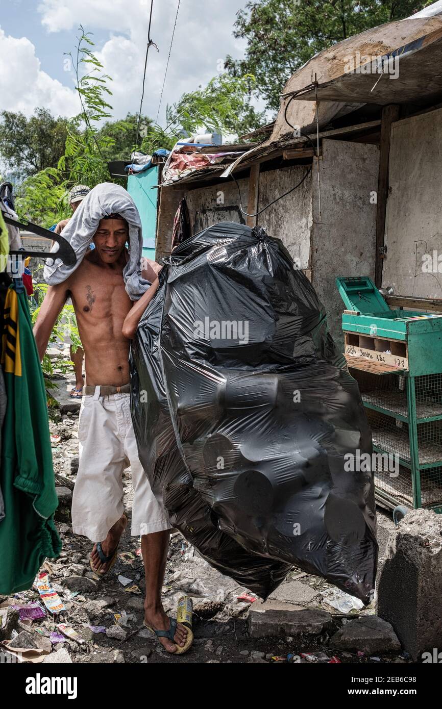 Cemetery, Manila, Philippines, living inside a cemetery, life and death ...