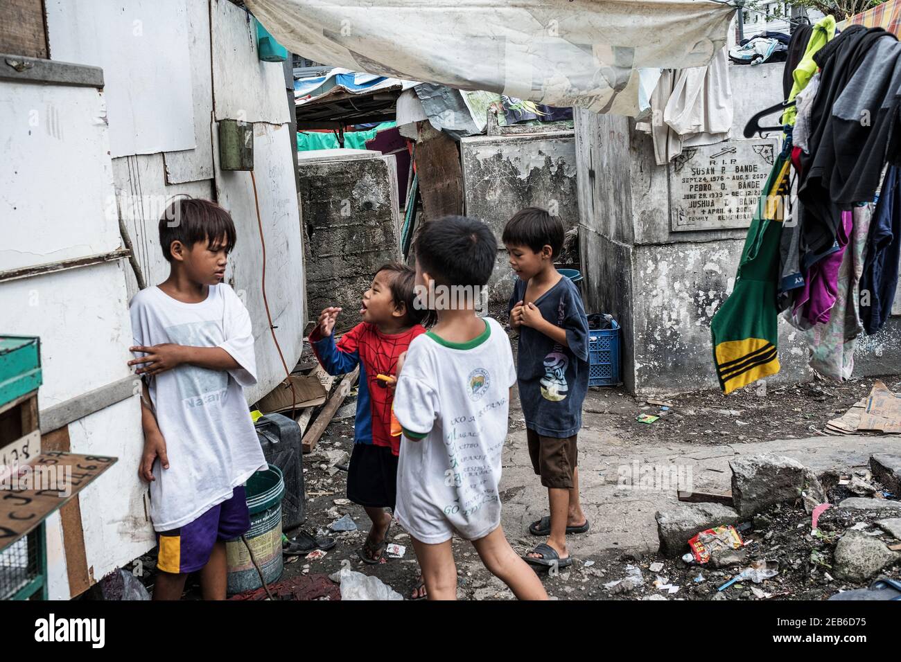 Cemetery, Manila, Philippines, living inside a cemetery, life and death ...