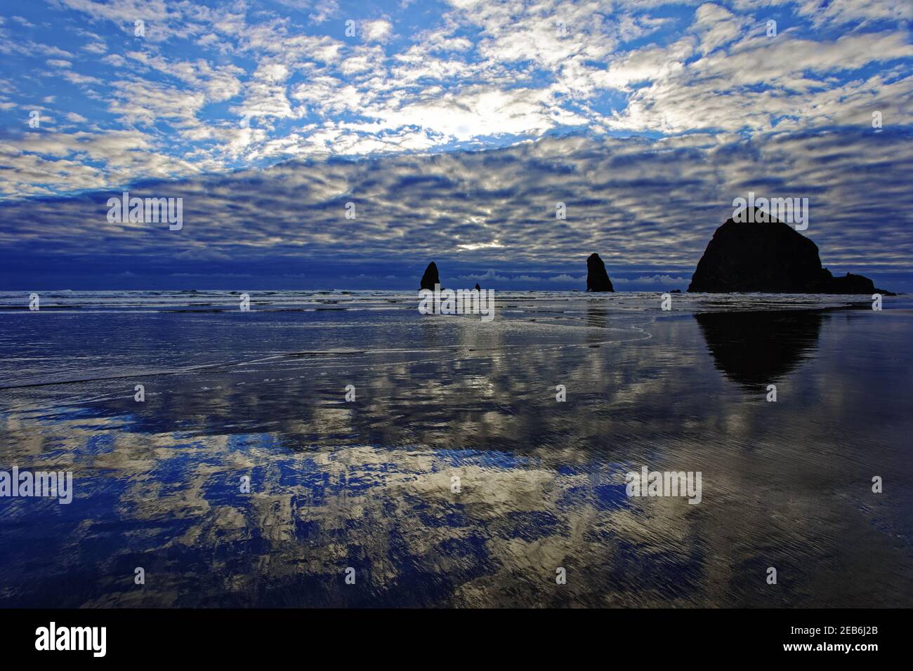 Haystack rock sea stacks hi-res stock photography and images - Alamy