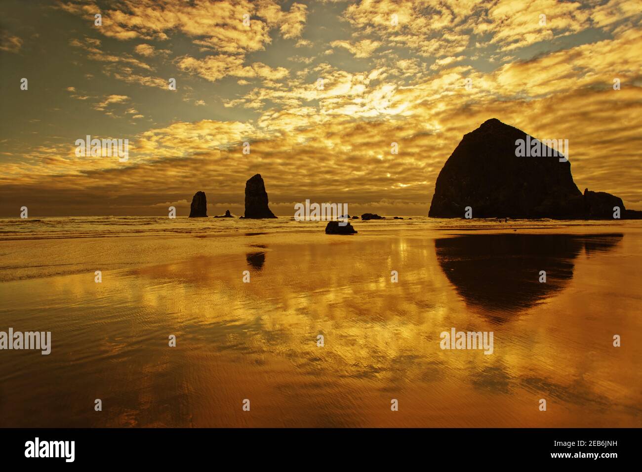 Haystack rock sea stacks hi-res stock photography and images - Alamy