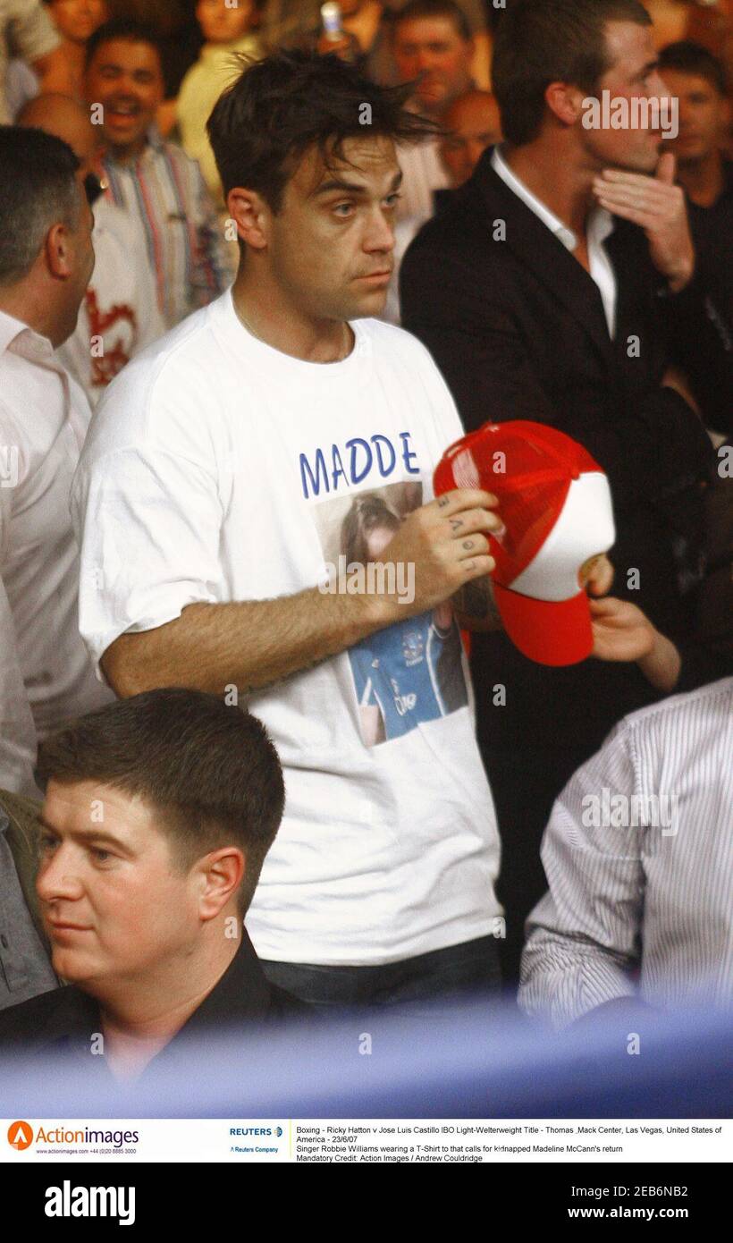 Singer robbie williams action hi-res stock photography and images - Alamy