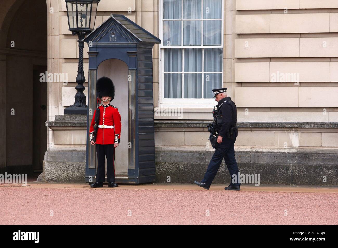 Queen queens guard hi-res stock photography and images - Alamy