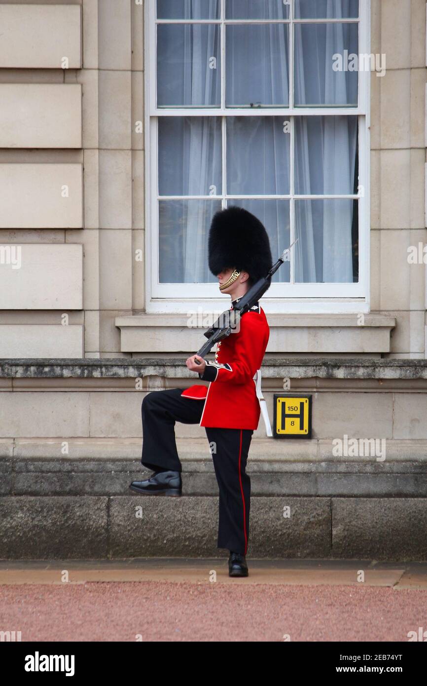 Queen queens guard hi-res stock photography and images - Alamy