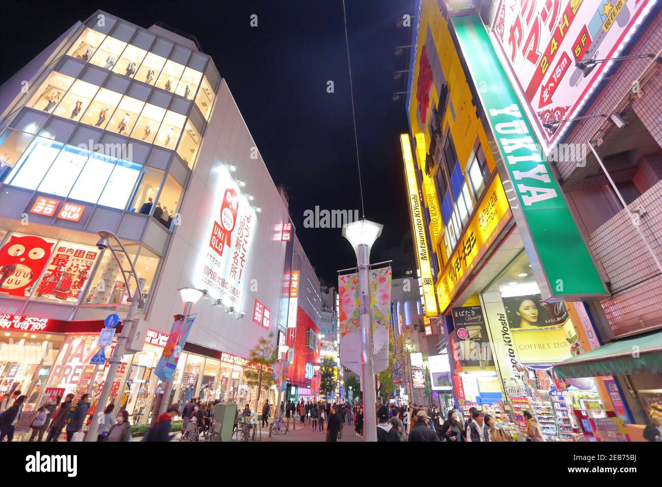 TOKYO, JAPAN - NOVEMBER 29, 2016: People shop atTokyo city Ikebukuro ...
