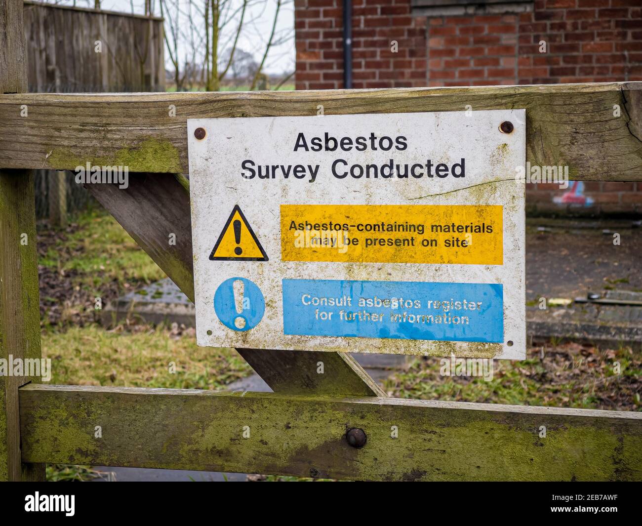 Asbestos danger warning sign hi-res stock photography and images - Alamy