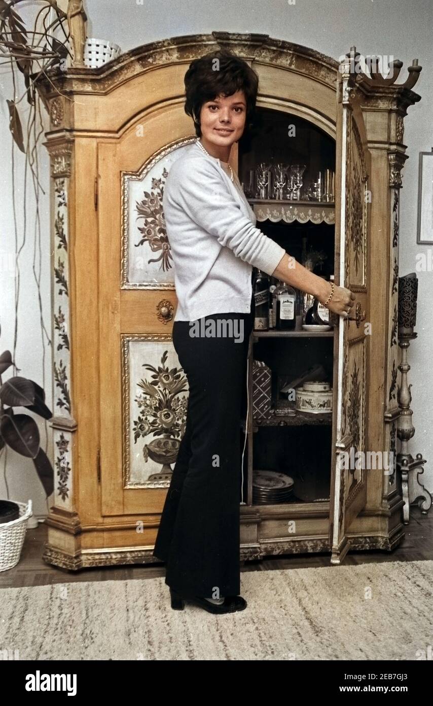 Die deutsche Schauspielerin Uschi Glas, Deutschland 1960er Jahre. German actress Uschi Glas ...