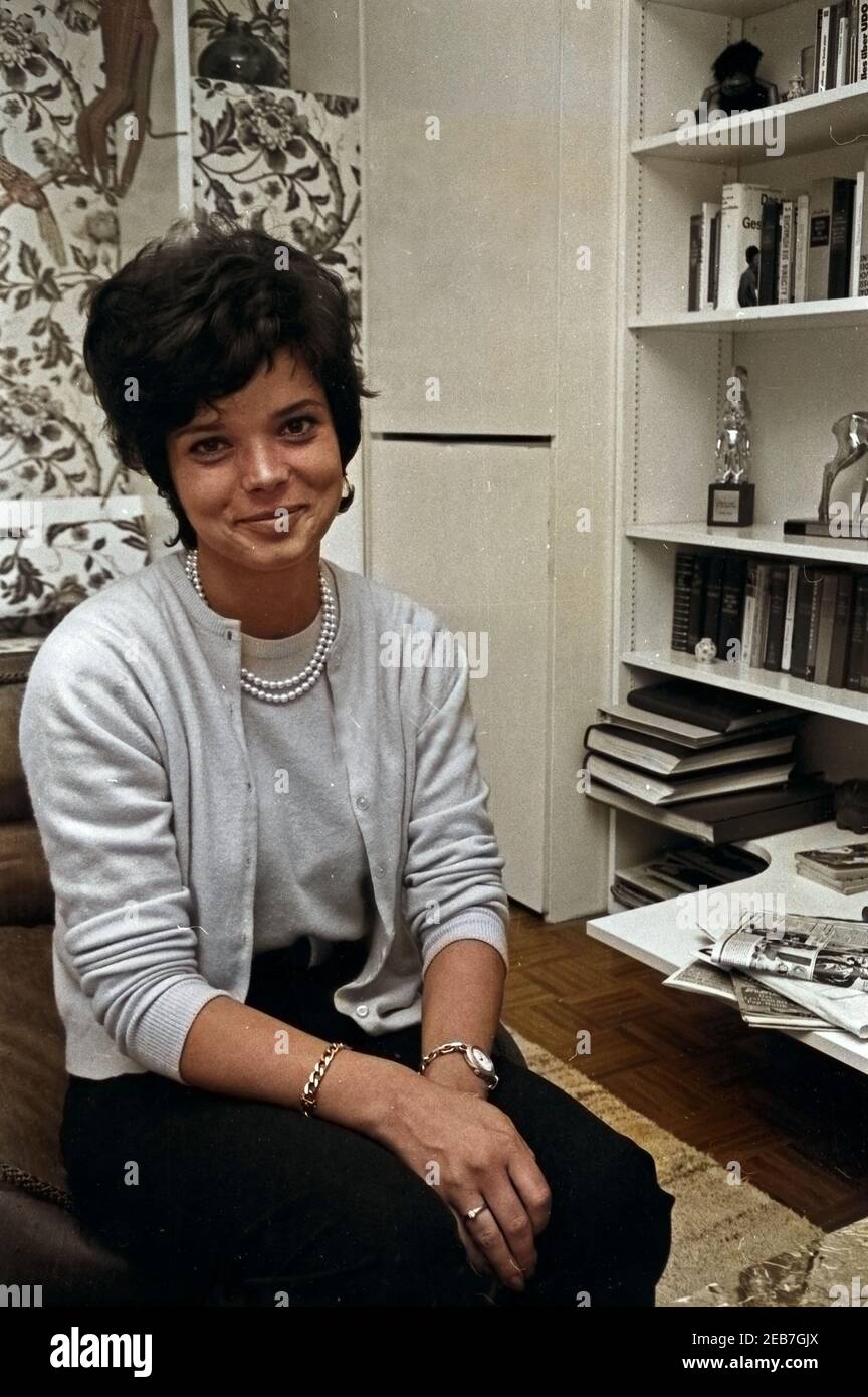 Die deutsche Schauspielerin Uschi Glas, Deutschland 1960er Jahre. German actress Uschi Glas ...