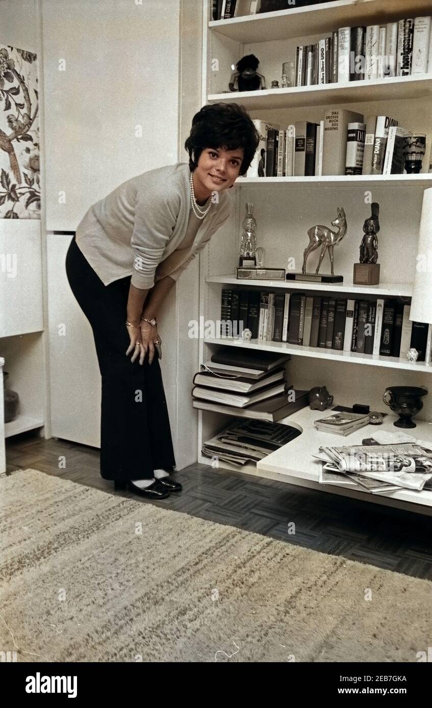 Die deutsche Schauspielerin Uschi Glas, Deutschland 1960er Jahre. German actress Uschi Glas ...