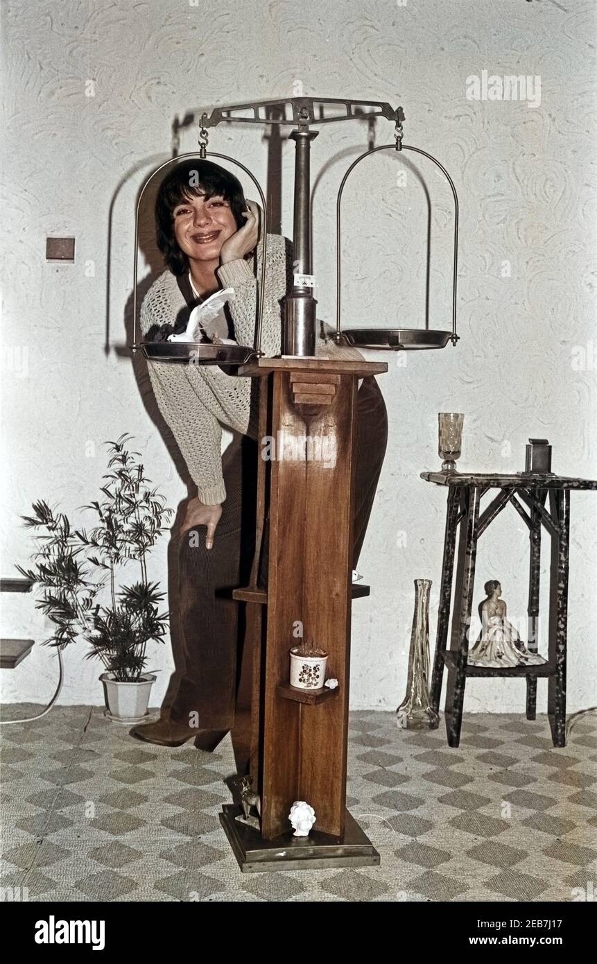 Die deutsche Schauspielerin und Autorin Sabine von Maydell mit einer ...