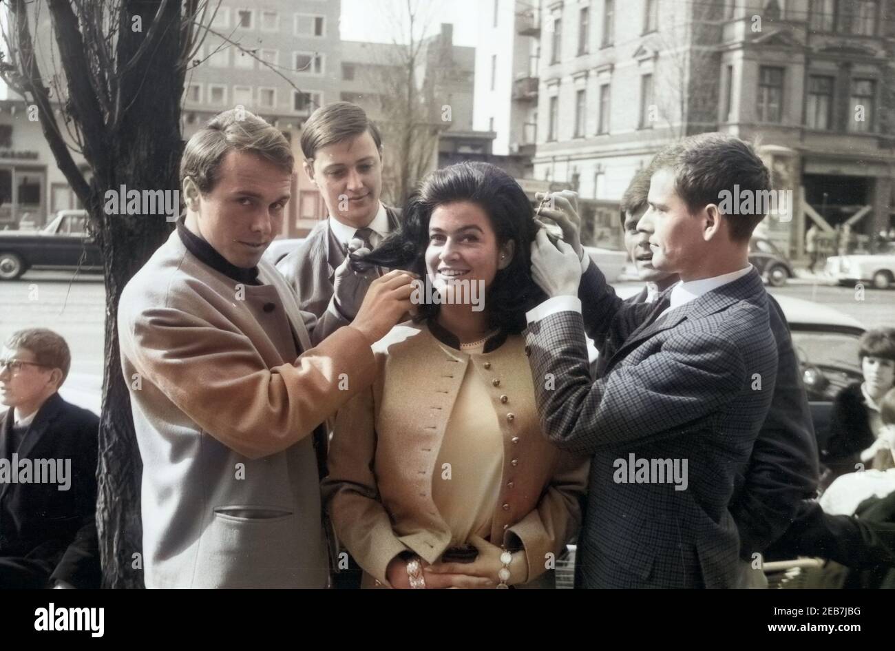 Die deutsche Schauspielerin Dagmar Hank mit ihrem Friseur, genannt ...