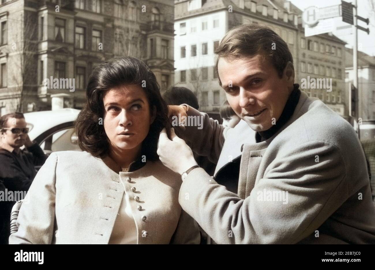 Die deutsche Schauspielerin Dagmar Hank mit ihrem Friseur, genannt ...