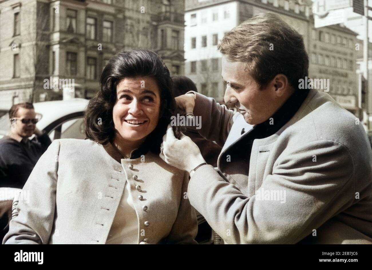 Die deutsche Schauspielerin Dagmar Hank mit ihrem Friseur, genannt ...