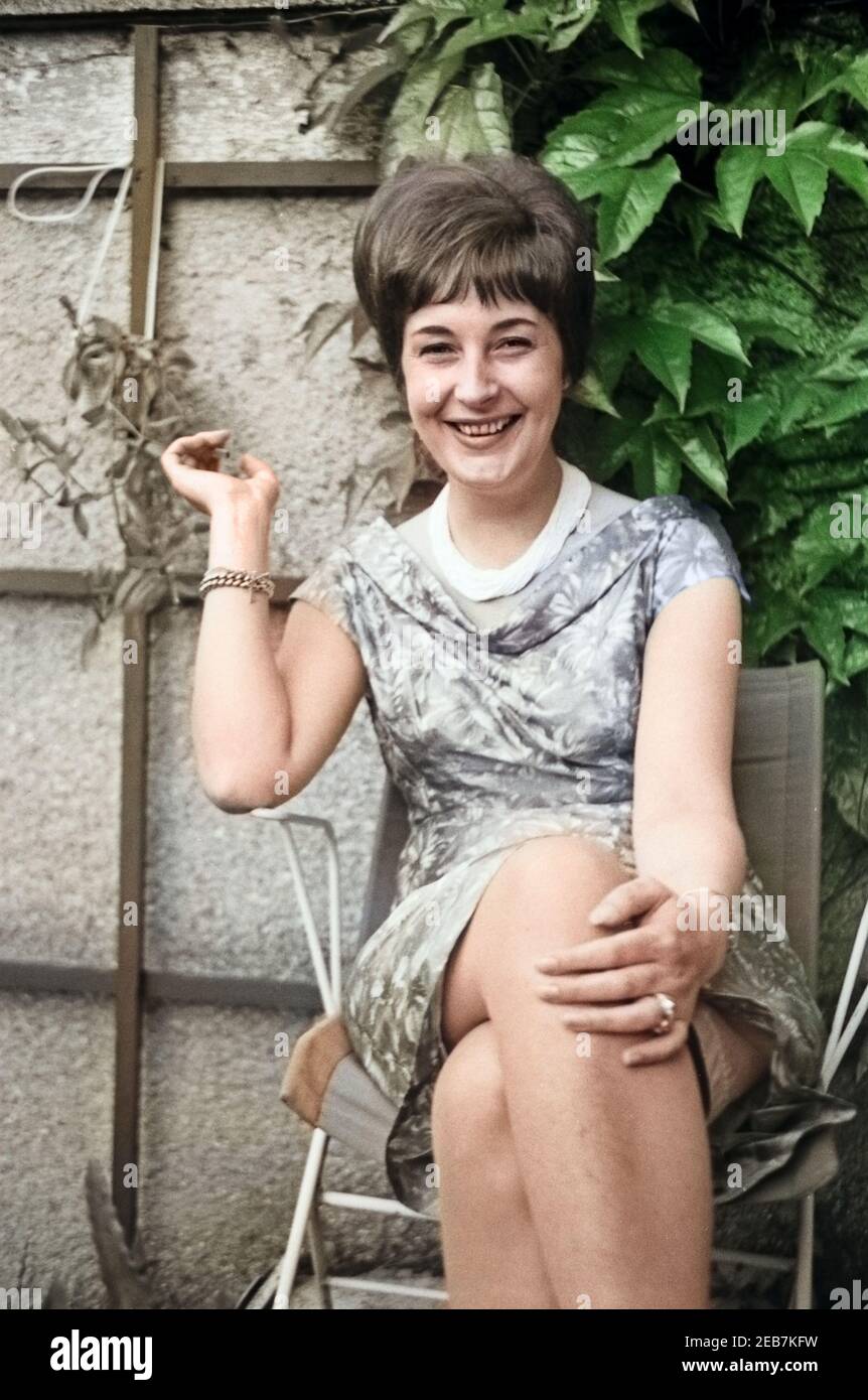 Die deutsche Schlagersängerin Renee Franke, auf der Terasse ...
