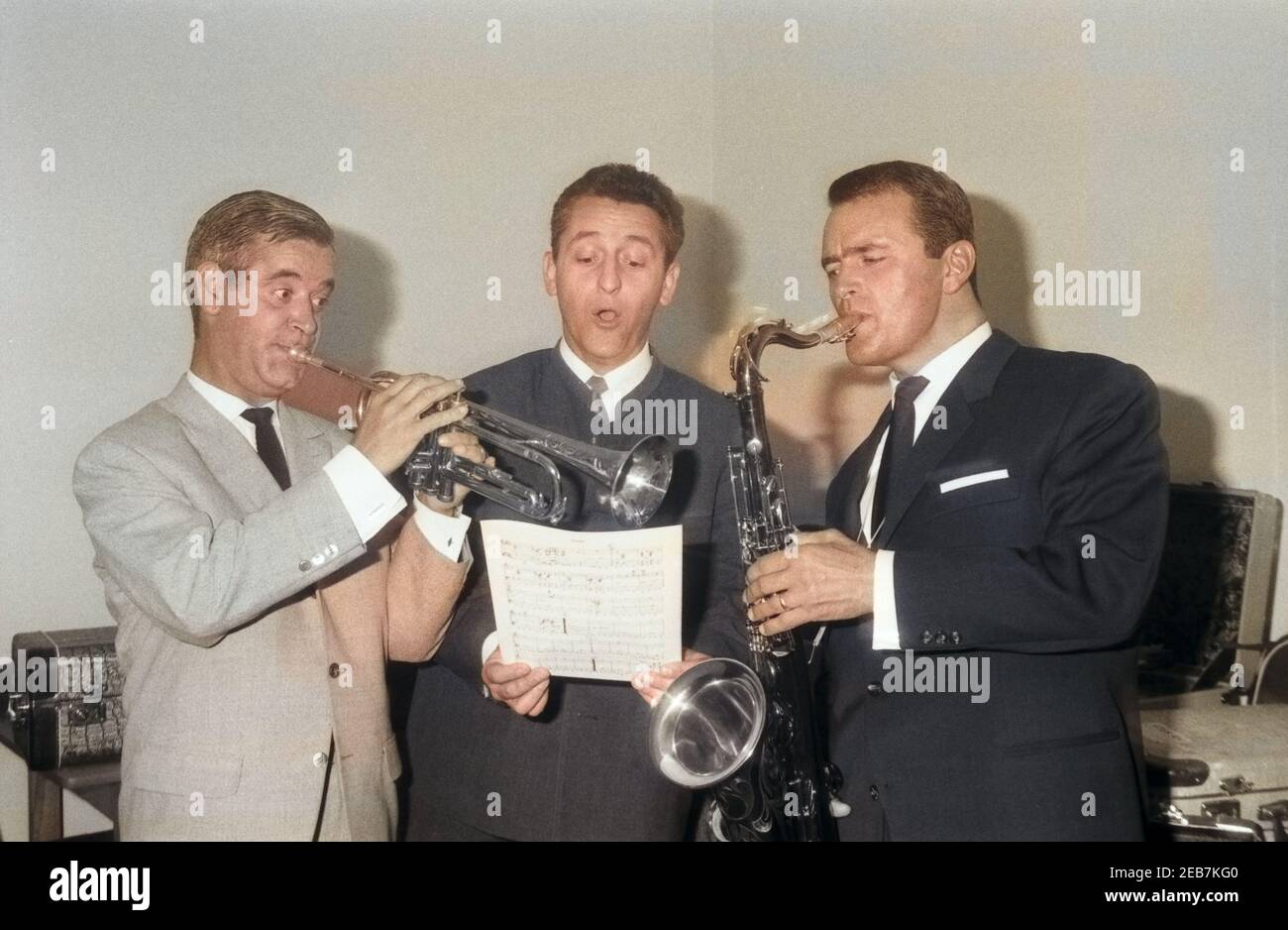 Der bayerische Volksschauspieler Maxl Graf (Mitte) und Bandleader Max ...