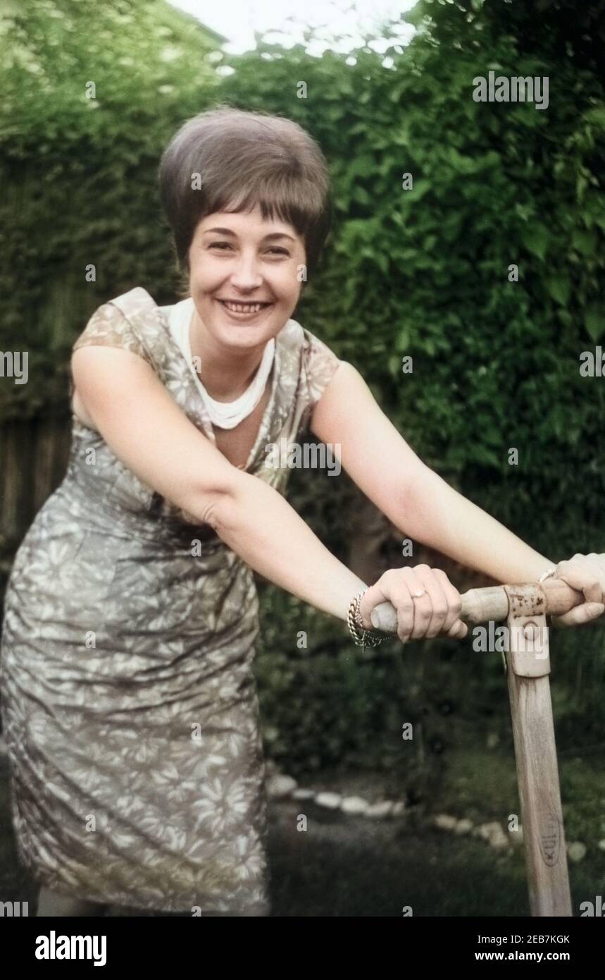 Die deutsche Schlagersängerin Renee Franke, im Garten beim Rasen mähen ...