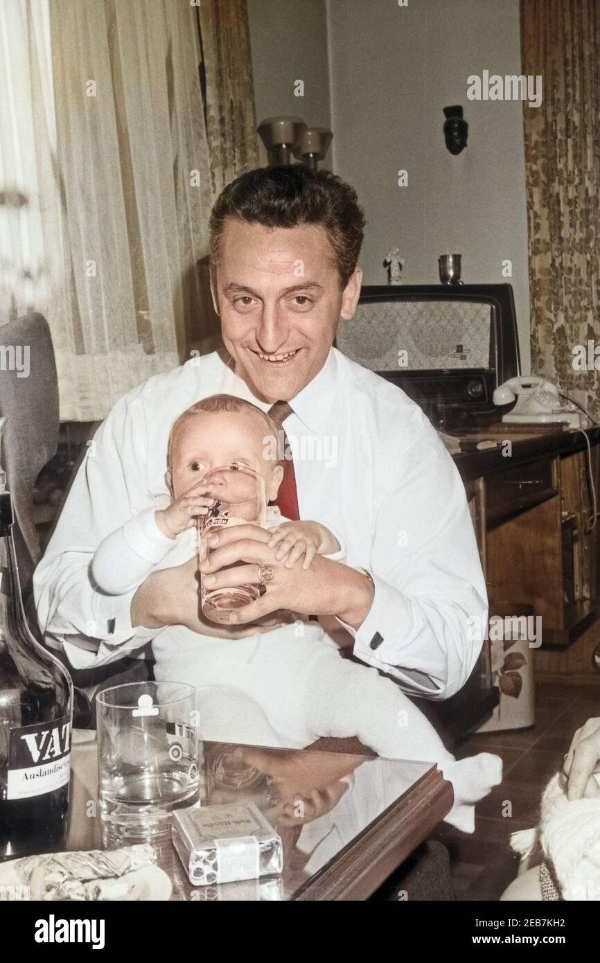 Der bayerische Volksschauspieler Maxl Graf mit Sohn Maximilian ...