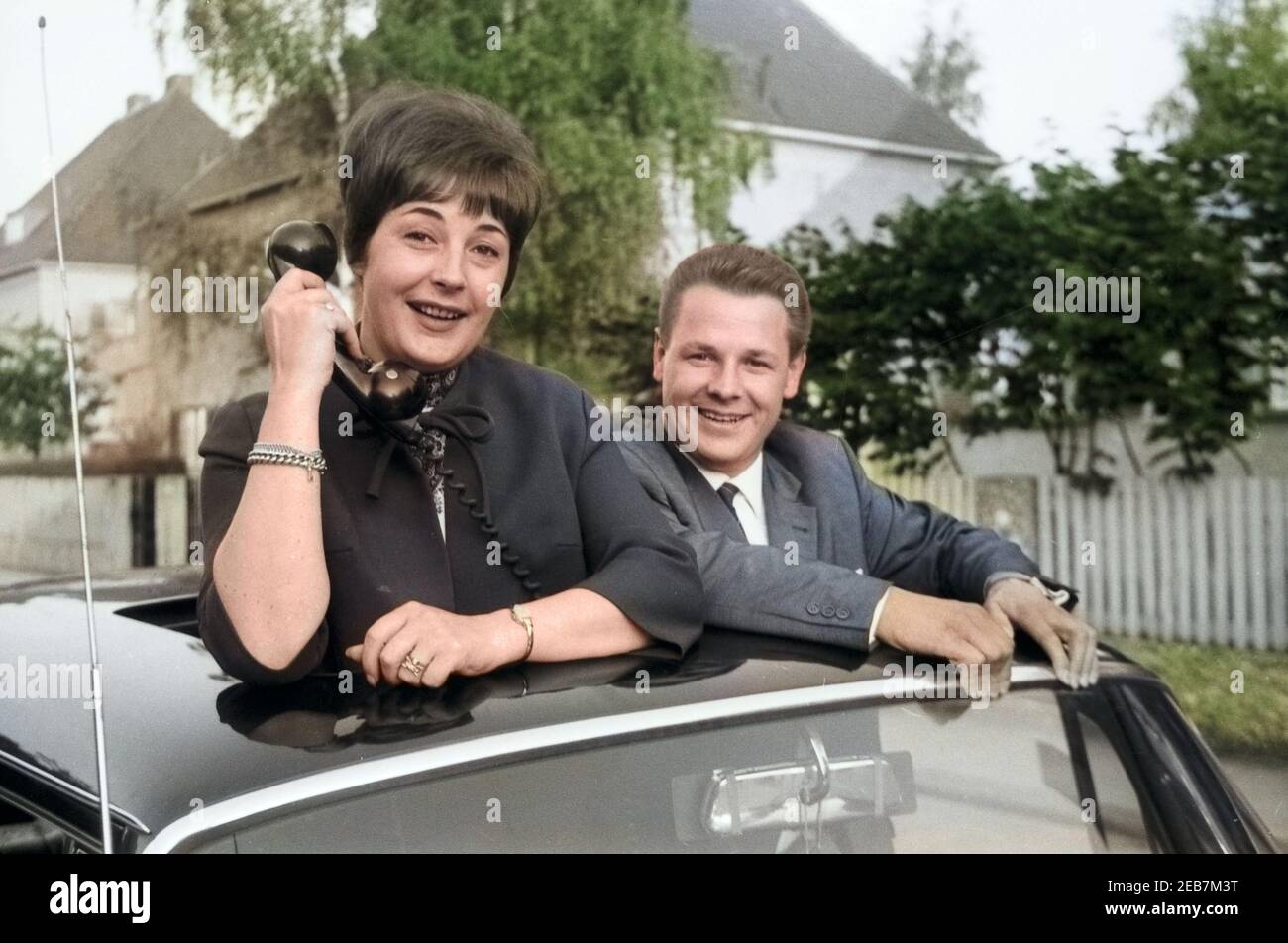 Fahrer Otto Maurer und die deutsche Schlagersängerin Renee Franke ...
