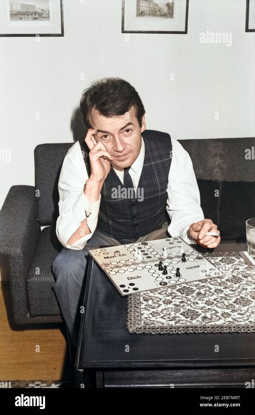 Der deutsche Schauspieler und Moderator Helli Pagel mit Fernsehgerät ...