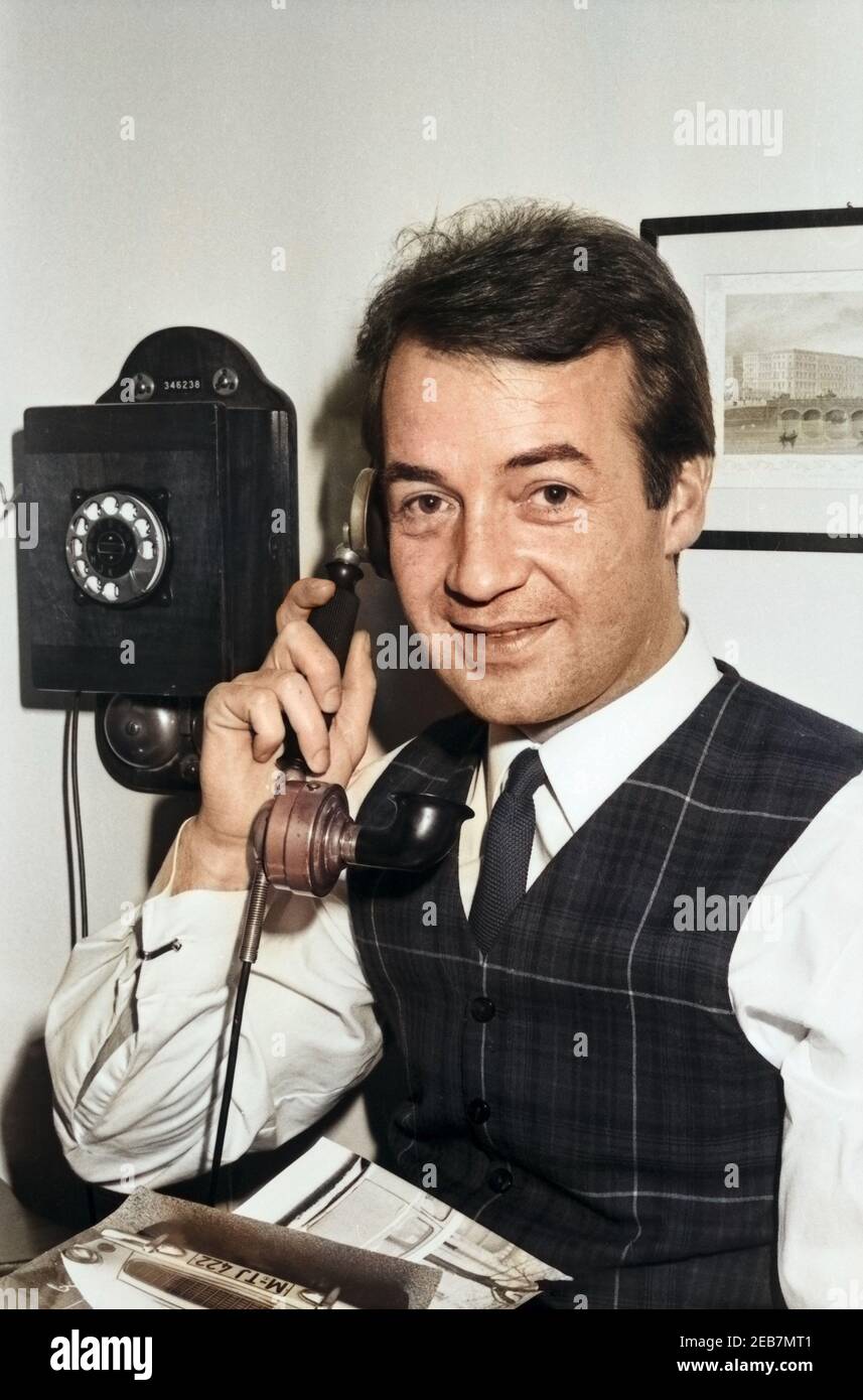 Der deutsche Schauspieler und Moderator Helli Pagel mit Fernsehgerät ...