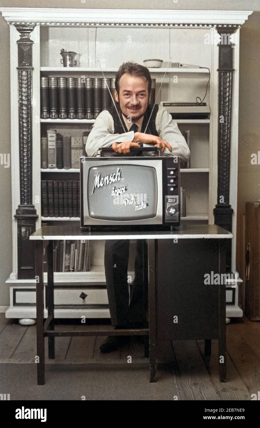 Der deutsche Schauspieler und Moderator Helli Pagel mit Fernsehgerät ...