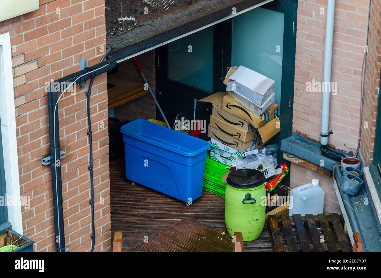 Abandoned green cardboard boxes hi-res stock photography and images - Alamy