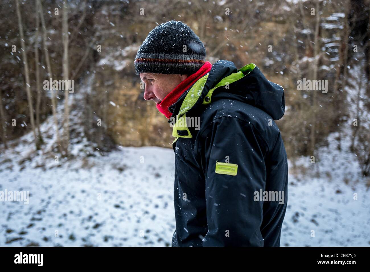 Man dressed for cold weather hi-res stock photography and images - Alamy