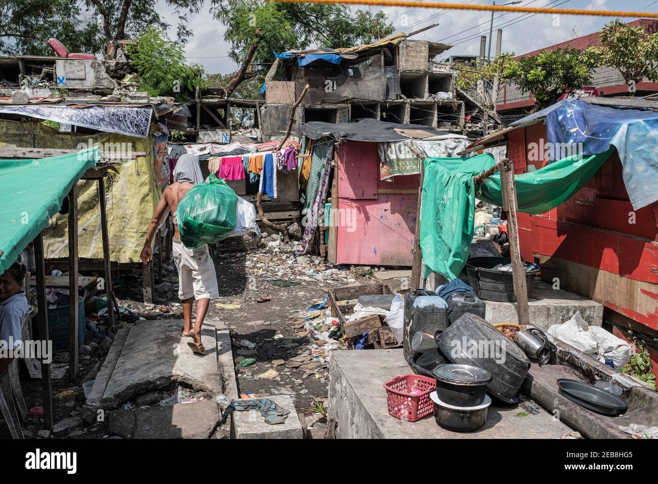 Cemetery, Manila, Philippines, living inside a cemetery, life and death ...