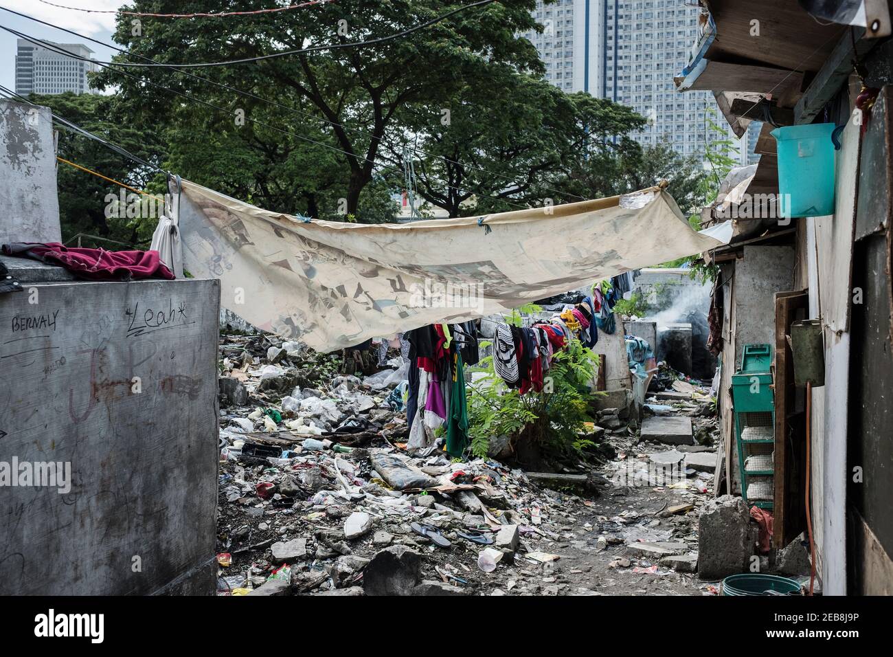 Cemetery, Manila, Philippines, living inside a cemetery, life and death ...