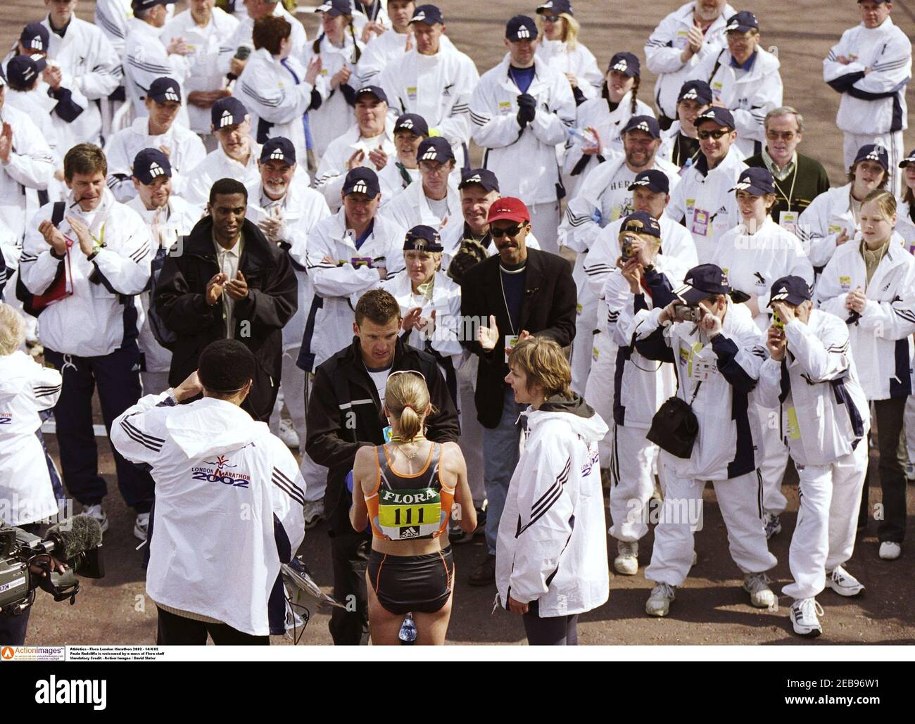 Athletics flora london marathon 2002 hi-res stock photography and ...