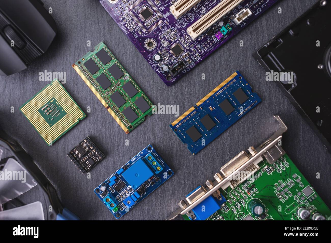 The computer hardware configuration is laid out on a dark background ...