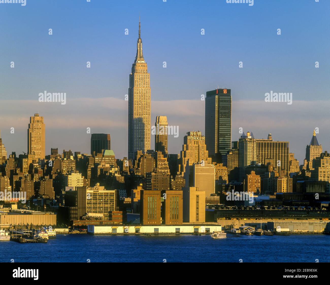 New york times building 1990s hi-res stock photography and images - Alamy