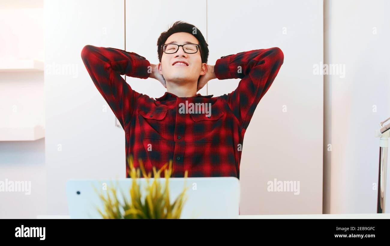 Guy back working laptop chair hi-res stock photography and images - Alamy