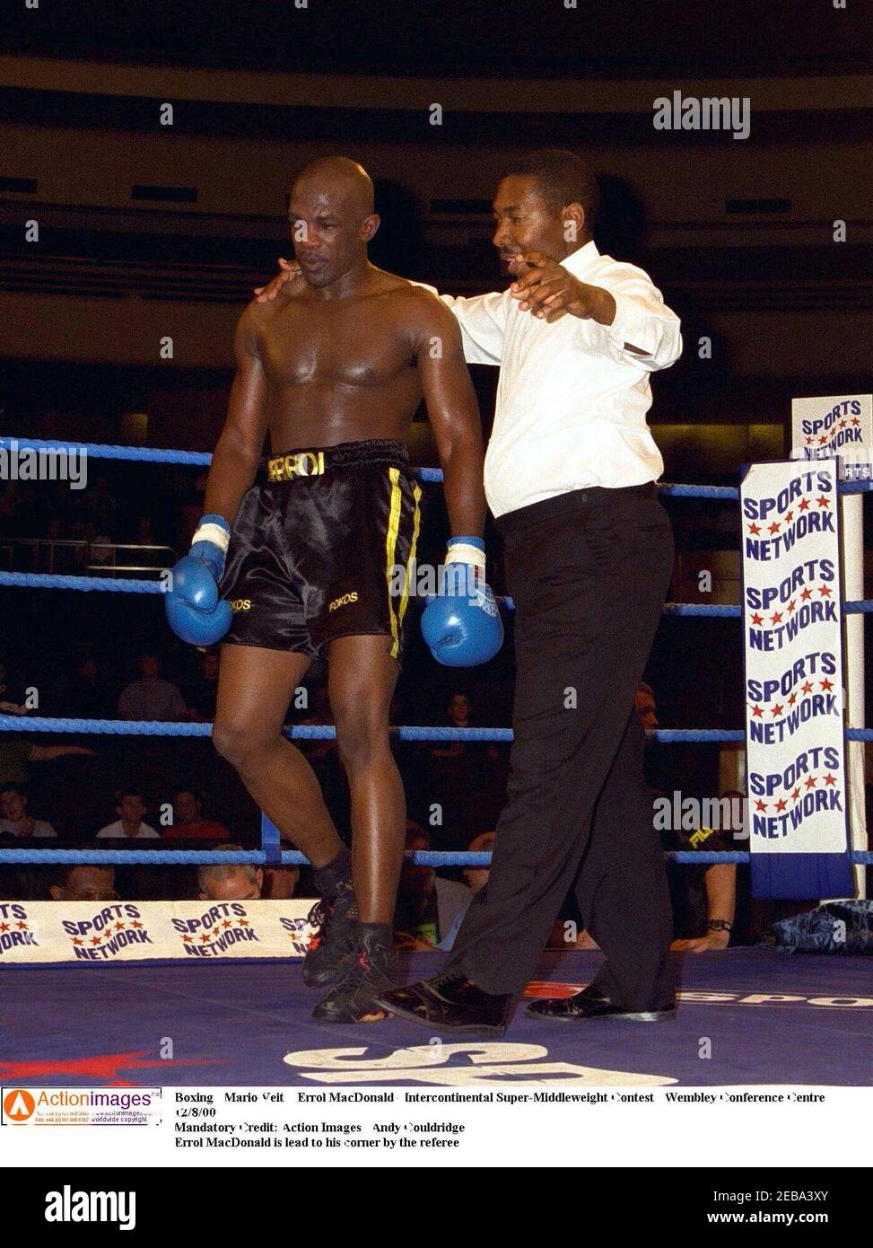 Wembley centre is the referee hi-res stock photography and images - Alamy