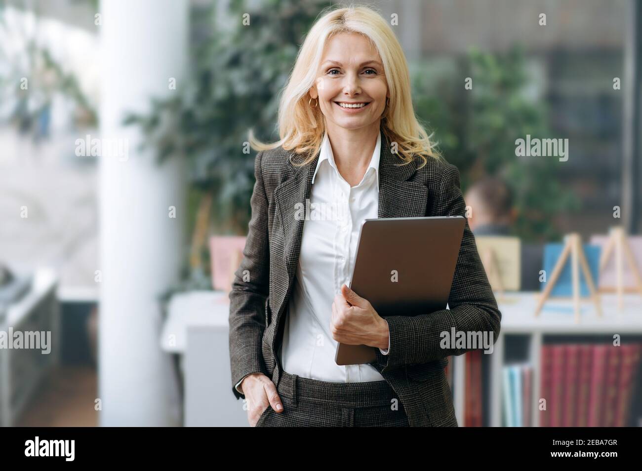 Mature woman dressed in elegant hi-res stock photography and images - Alamy