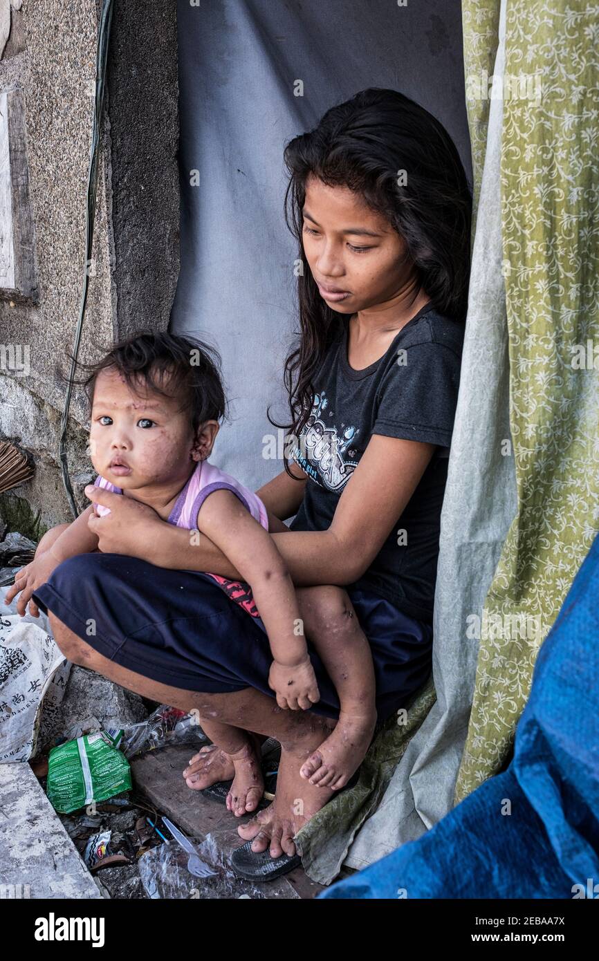 Cemetery, Manila, Philippines, living inside a cemetery, life and death ...