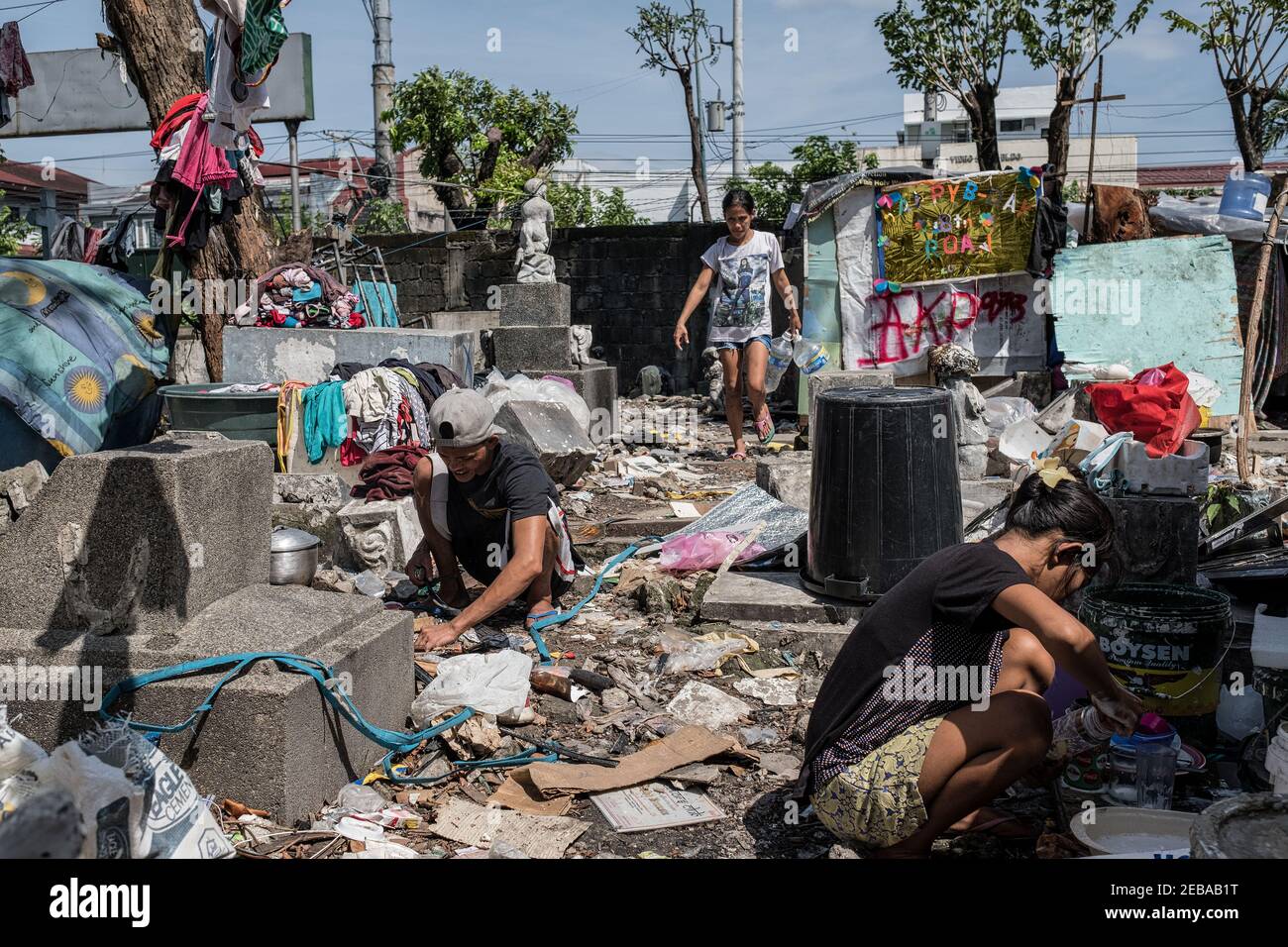 Cemetery, Manila, Philippines, living inside a cemetery, life and death ...