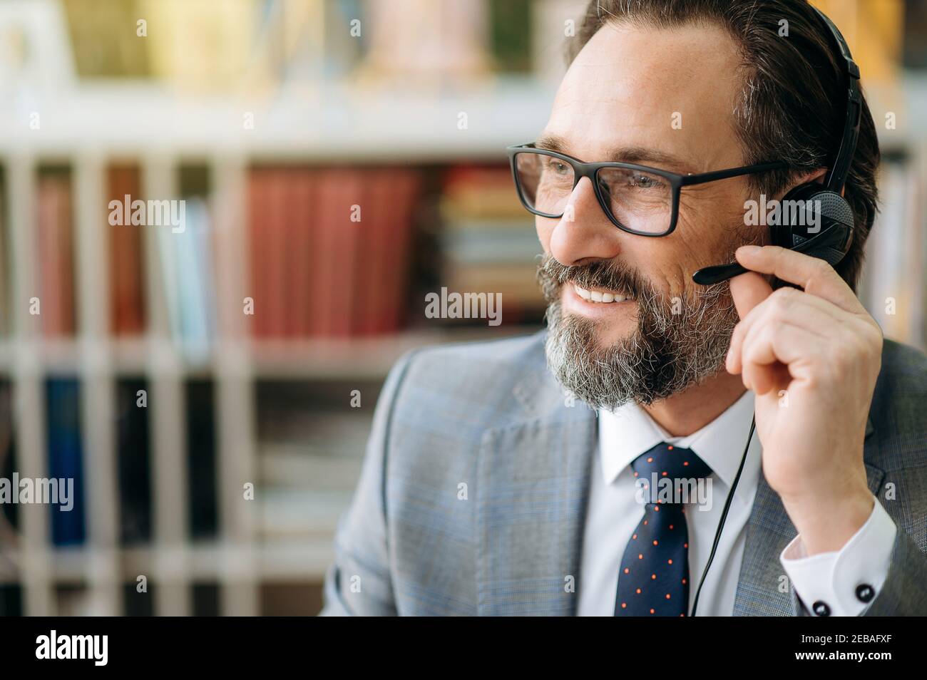 Helpful person hi-res stock photography and images - Alamy