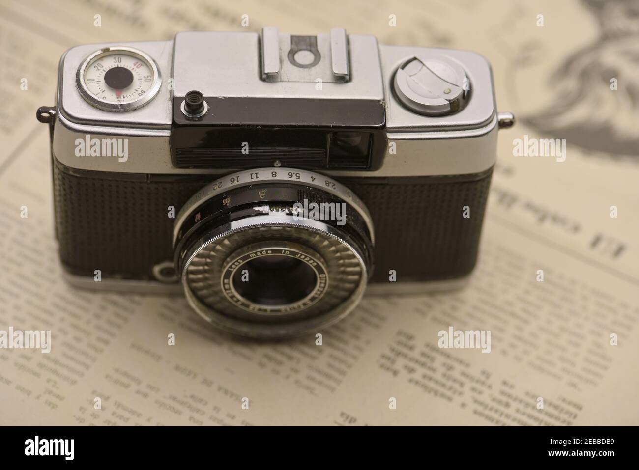 Old vintage camera on a newspaper Stock Photo - Alamy