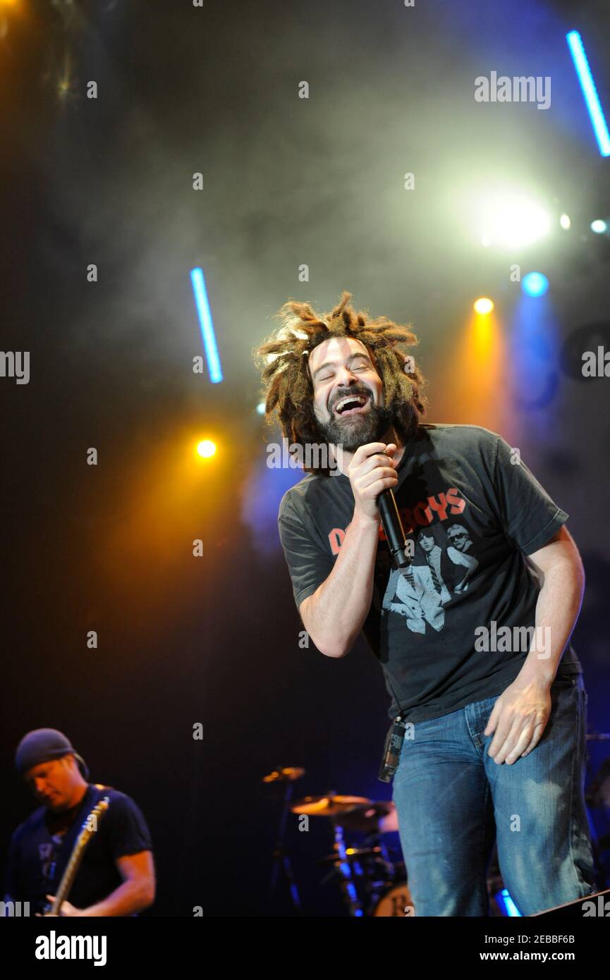 Counting crows performance hi-res stock photography and images - Alamy