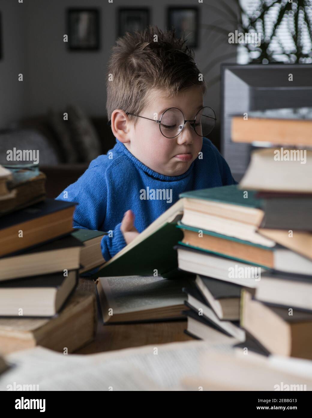 Children borrow a book library hi-res stock photography and images - Alamy