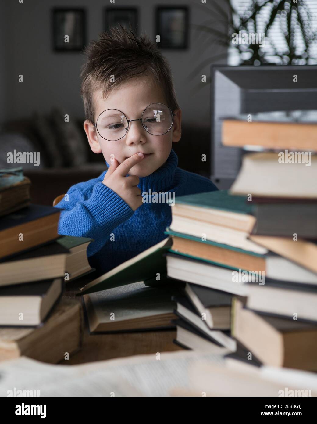 Children borrow a book library hi-res stock photography and images - Alamy