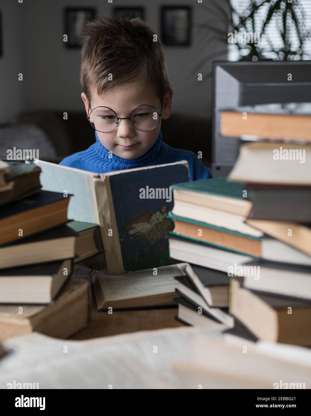 Children borrow a book library hi-res stock photography and images - Alamy