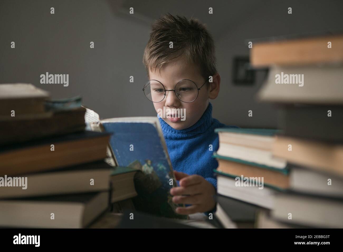 Children borrow a book library hi-res stock photography and images - Alamy