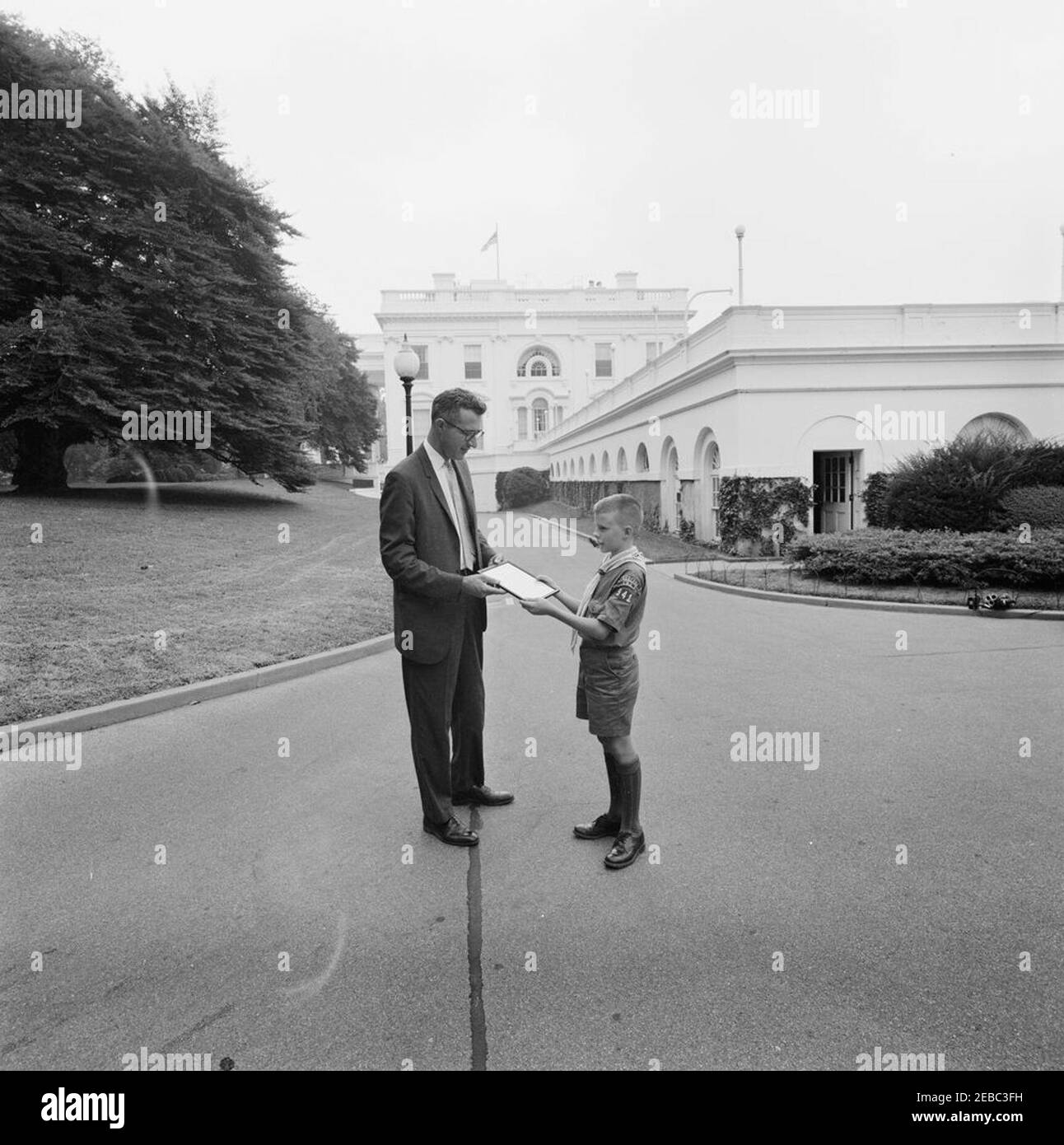 West wing driveway hi-res stock photography and images - Alamy