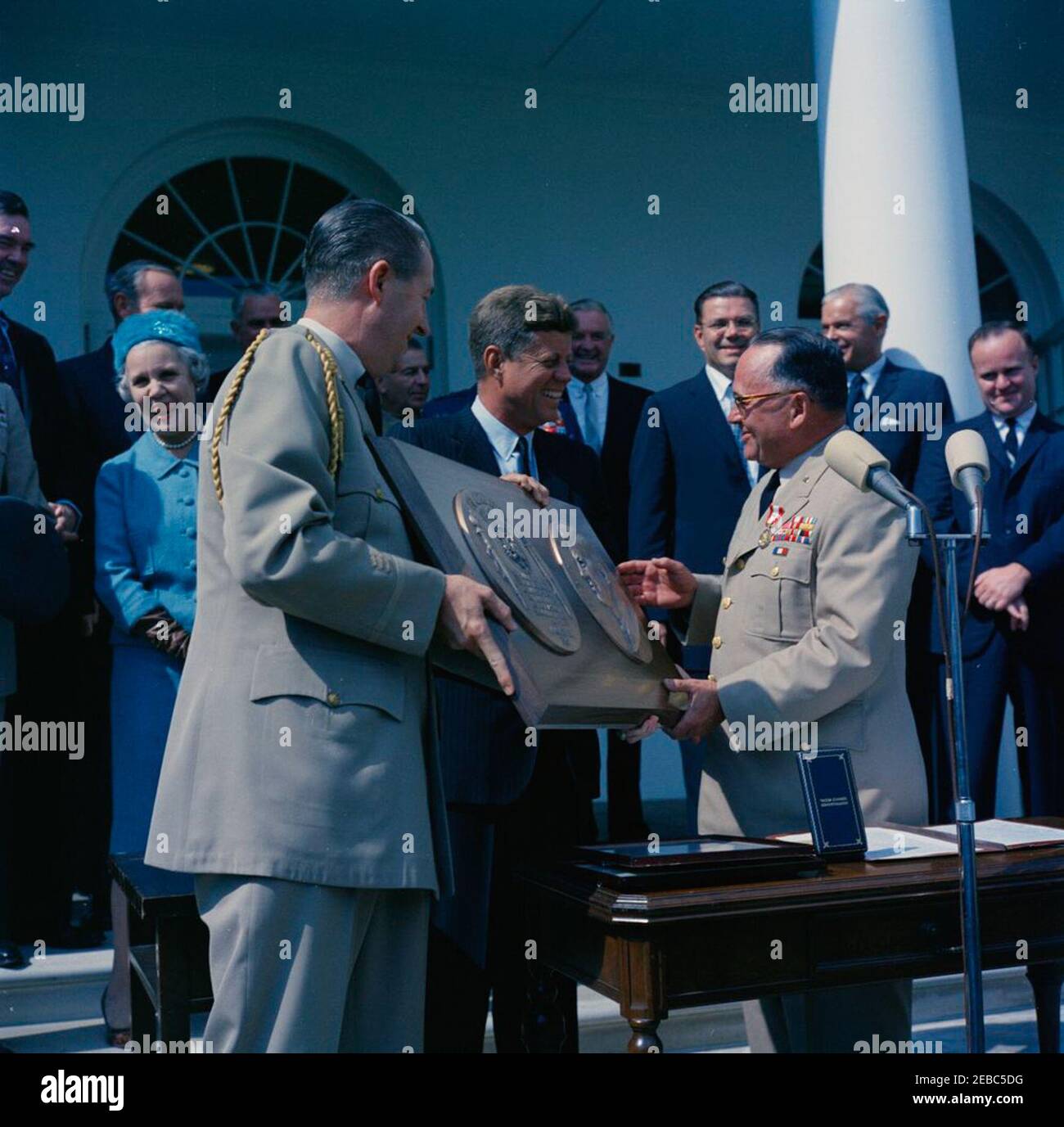 Army chief of staff gift hi-res stock photography and images - Alamy