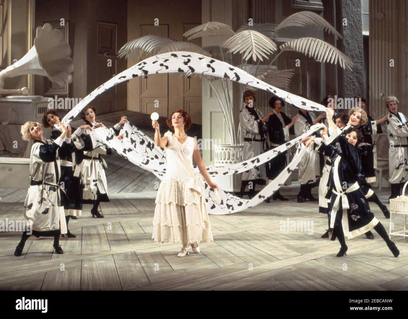 Lesley Garrett (Yum-Yum) in THE MIKADO by Gilbert & Sullivan at English ...