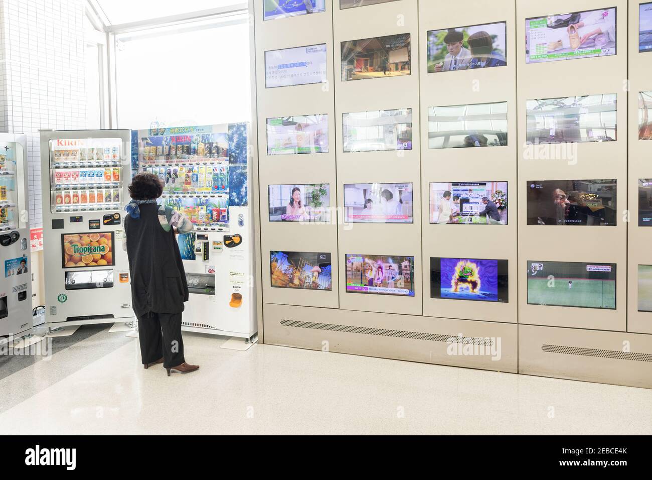 Vending machines japan airport hi-res stock photography and images - Alamy