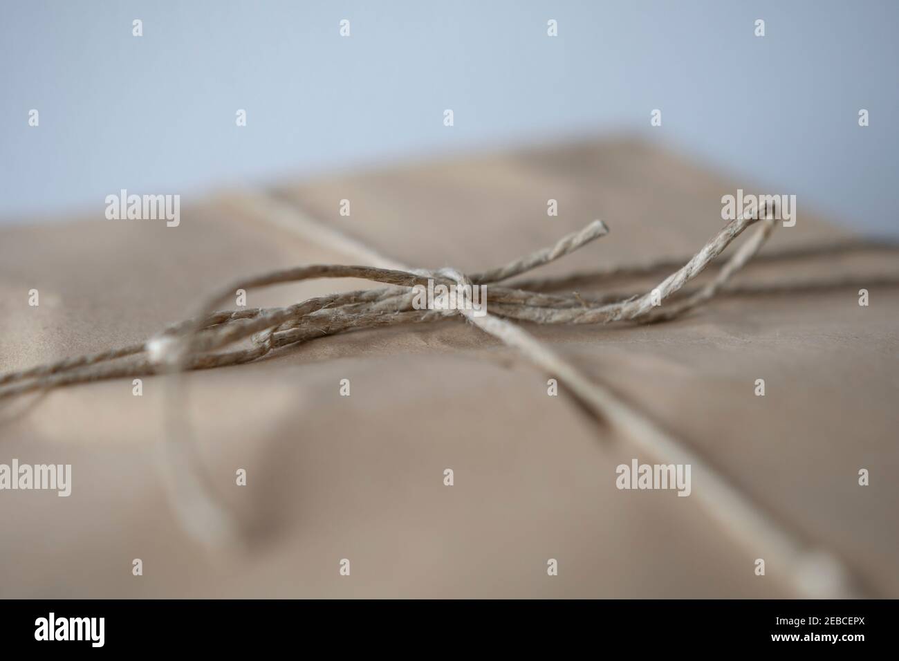 Rope knot on a brown packaging Stock Photo - Alamy