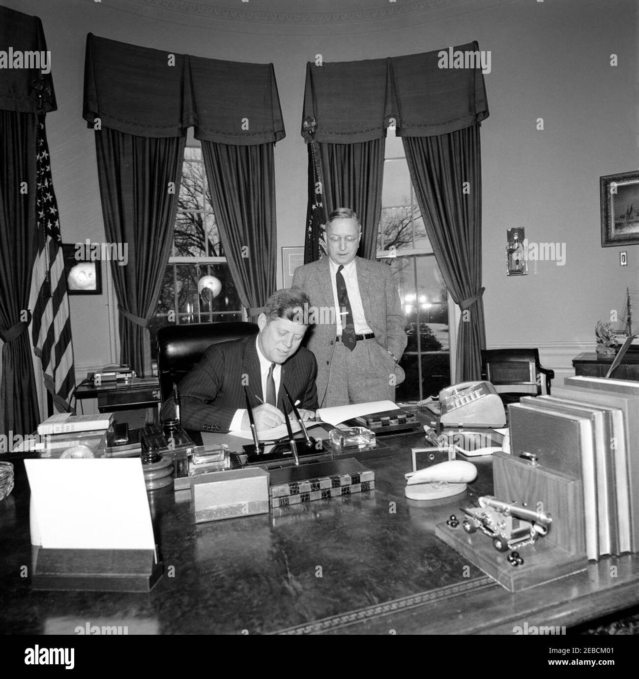 John f kennedy desk hi-res stock photography and images - Alamy